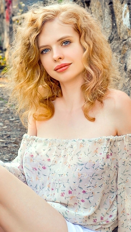 Live Chat with Beautiful Single Women Online | VAVA Brides ♥♥♥